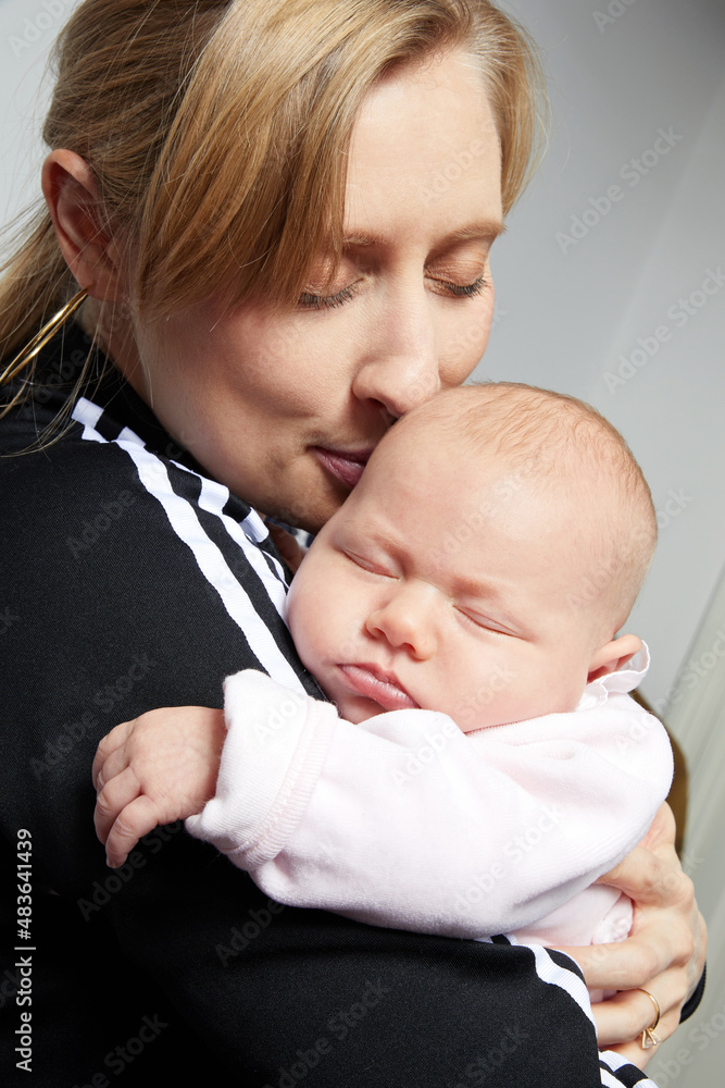 femme blonde caucasienne portant son bébé avec amour Stock Photo ...