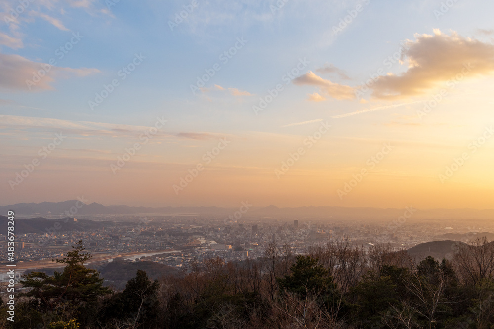 とても美しい日本の岡山県岡山市の笠井山の夜景 foto de Stock | Adobe Stock