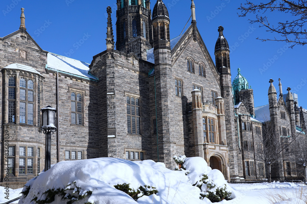 Foto de Front of old stone gothic style college building at the ...