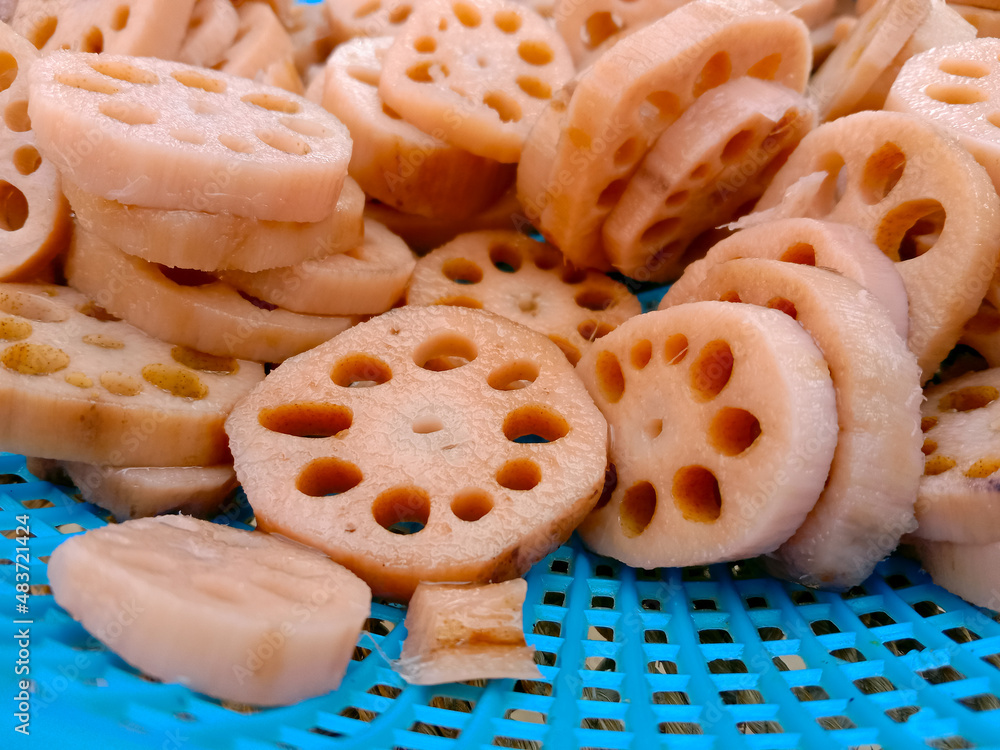 Foto de Edible Lotus Root is known for its crunchy texture and slightly ...