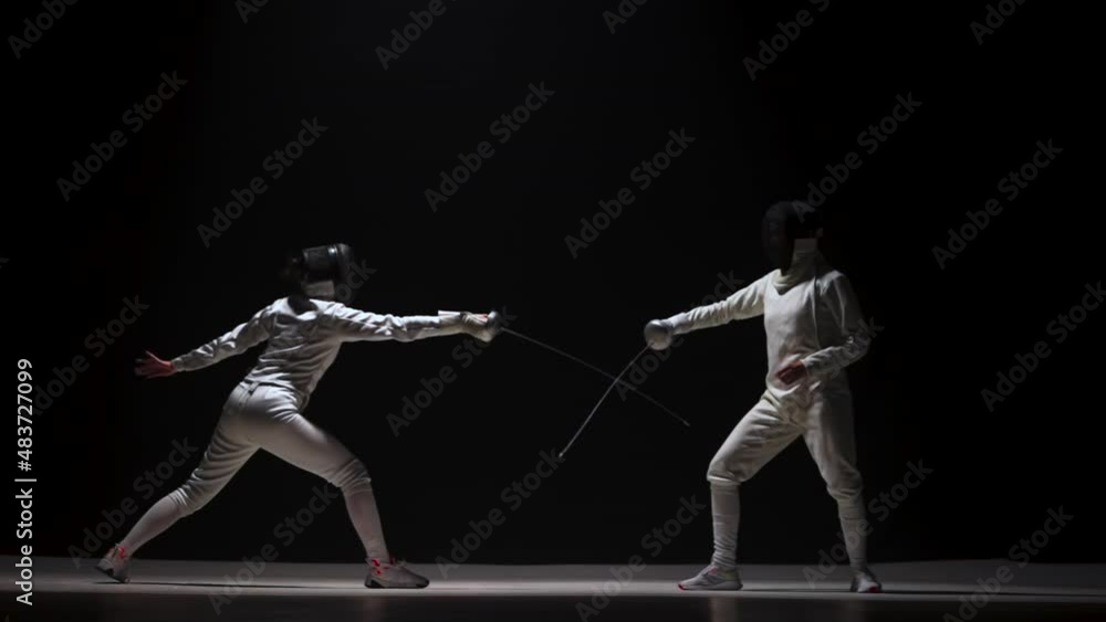 Video „Training of female fencers with a rapier on a black background ...