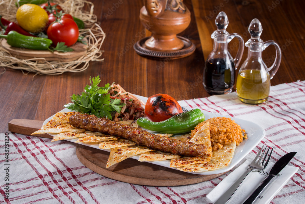traditional turkish kebap with bulgur pilaf adana kebab urfa kebab foto ...