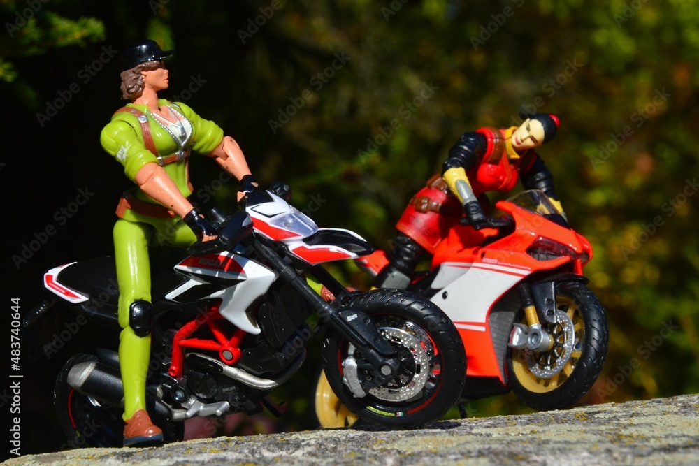 Foto de GI JOE female action figures standing on rocky surface with ...