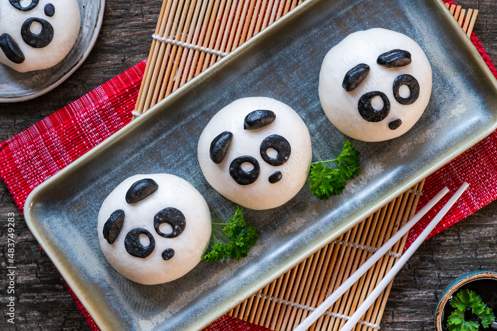 Foto de Steamed panda buns with savoury mushroom and hoisin filling ...