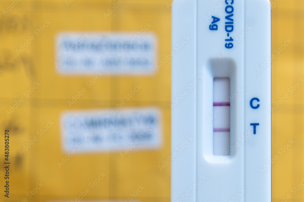 Corona Schnelltest Antigen positiv mit Impfausweis Stock Photo | Adobe ...