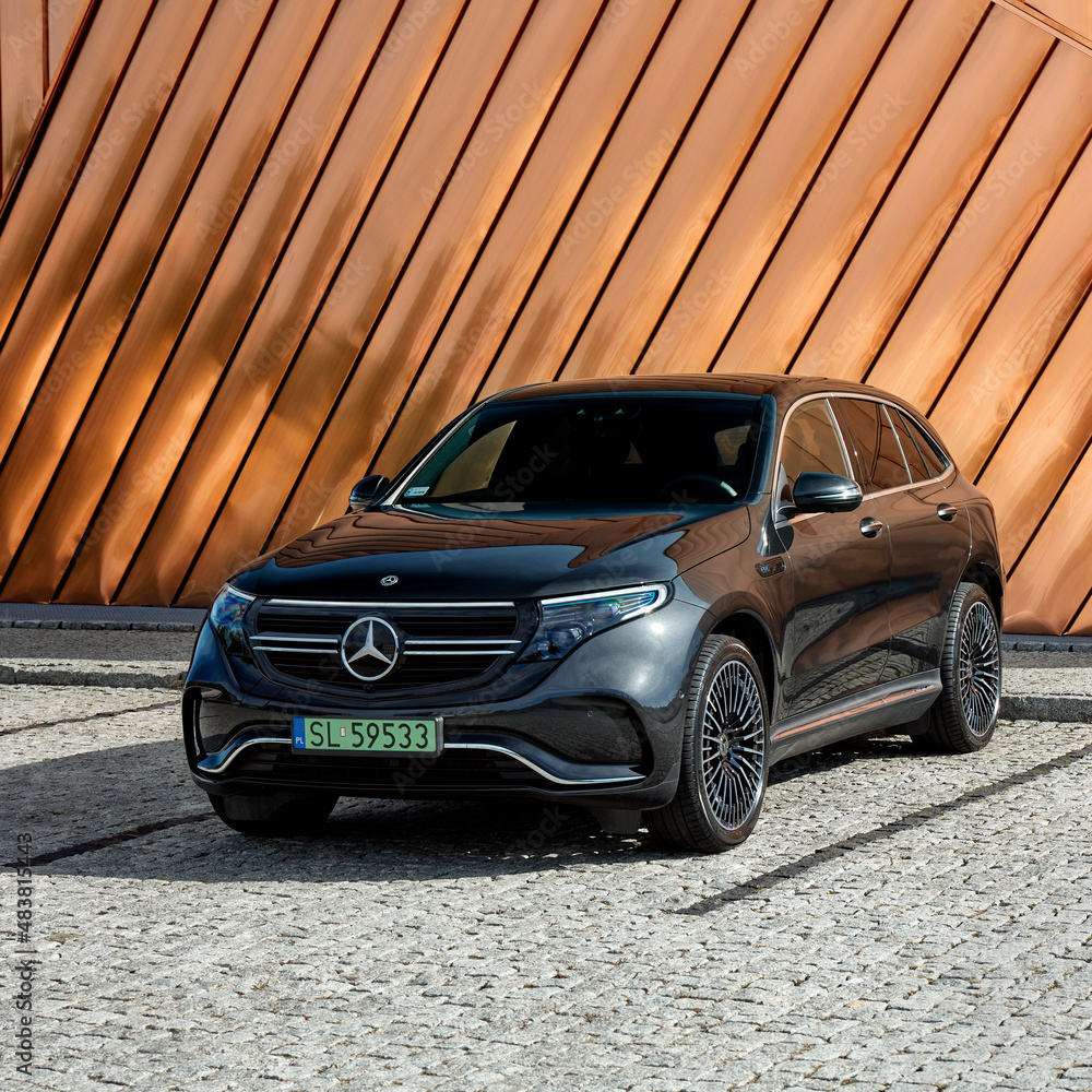 Foto de Electric Mercedes EQC standing against the golden wall of the ...
