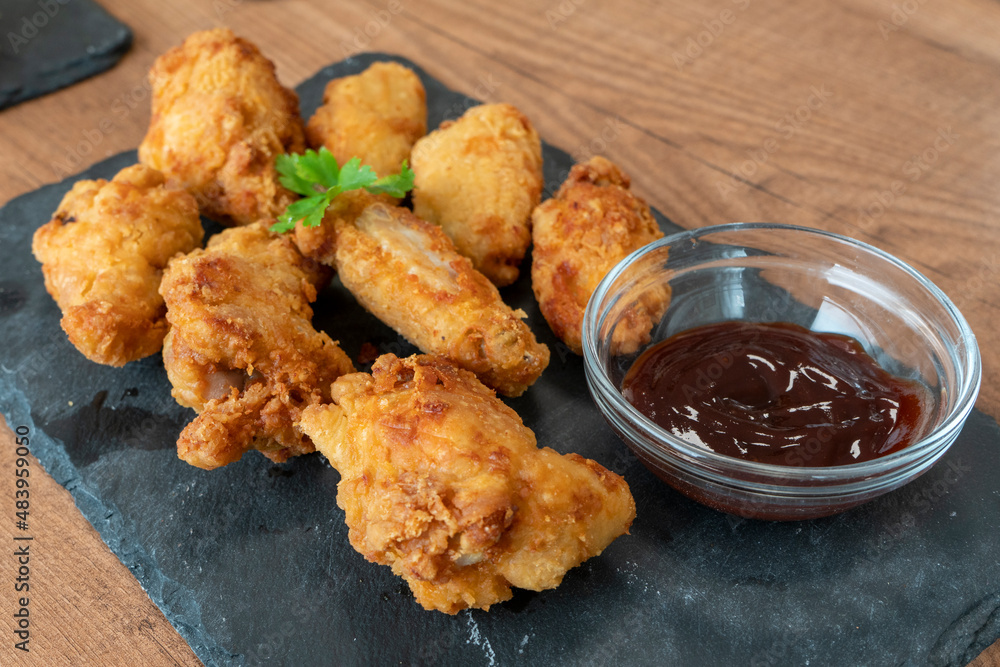 Poster Alitas de pollo listas para comer en restaurante. – Wall Art ...