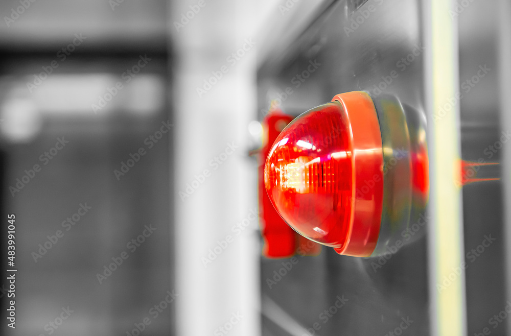 Warning red light for electrical control cabinet on the wall room. foto ...
