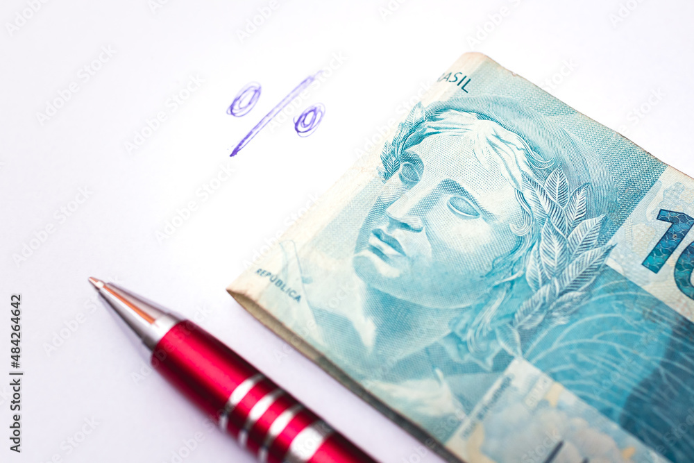 Uma nota de cem reais sobre uma folha de papel branco com o símbolo de ...