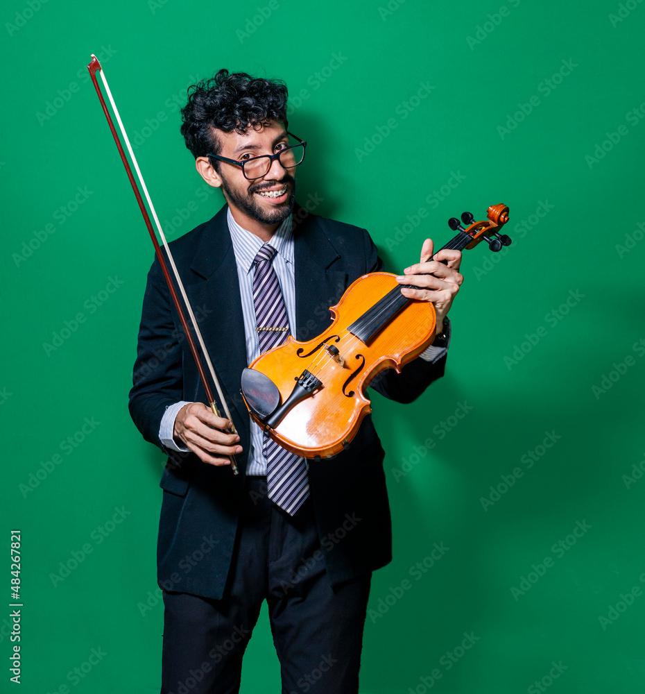 Happy violinist with her violin, violinist showing her violin on ...