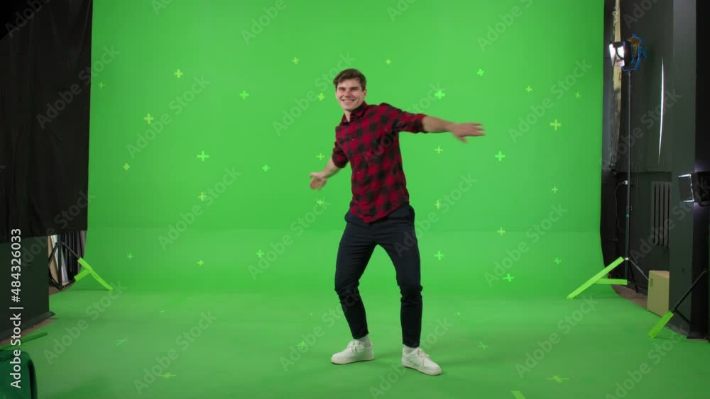 Vidéo Stock Close-up of young man dancing on a green screen background ...