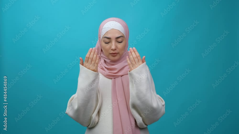 Muslim woman in hijab praying namaz Concept of worship during Ramadan ...