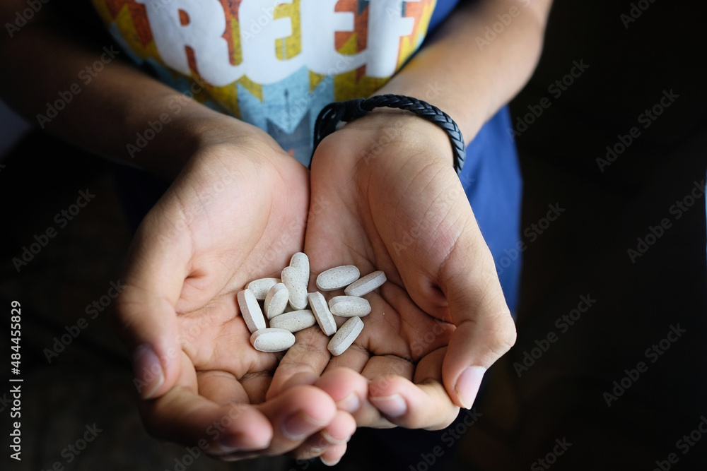 pastillas paracetamol en manos. manos mostrando pastillas. persona con ...