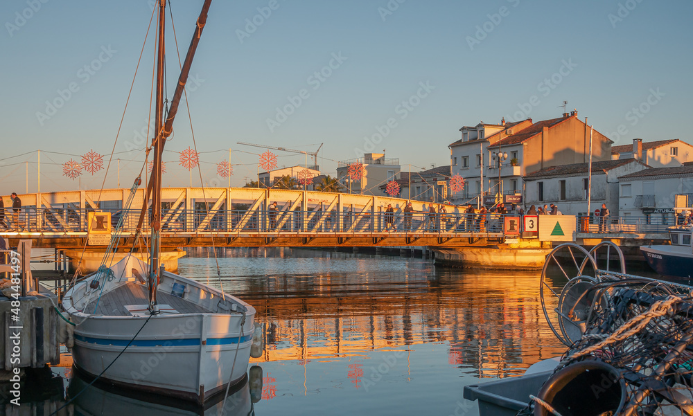 Pont tournant du port du Grau du Roi, Sud de la France. 스톡 사진 | Adobe Stock