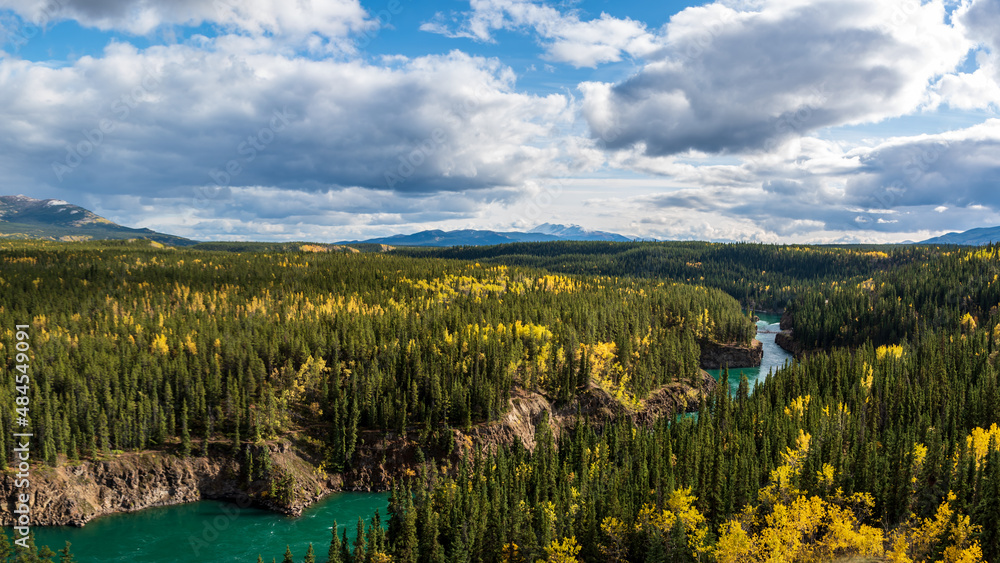Foto de Stunning Miles Canyon outside of Whitehorse in Yukon Territory ...