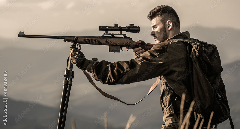 Foto Stock Hunter with hunting gun and hunting form to hunt. Hunter is ...