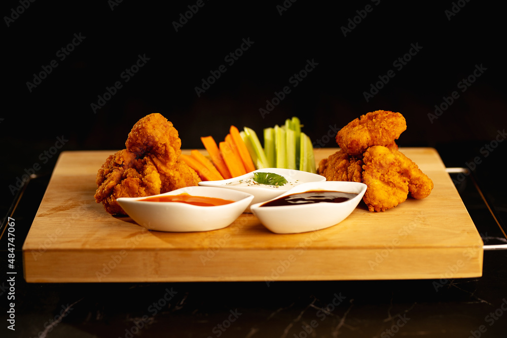 tabla preparada con fajitas de pollo frito y empanizado boneless con ...