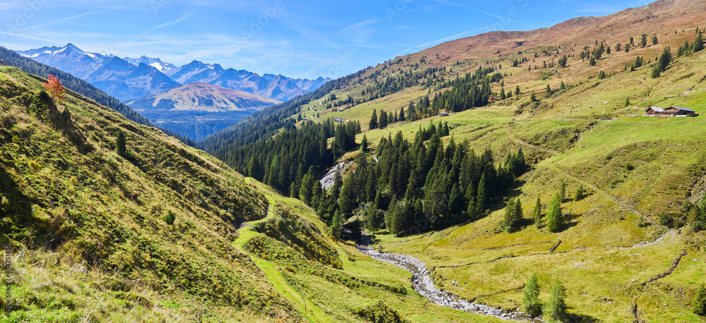 Schönes Bergpanorama im Salzburger Land oberhalb von Wald im Pinzgau ...