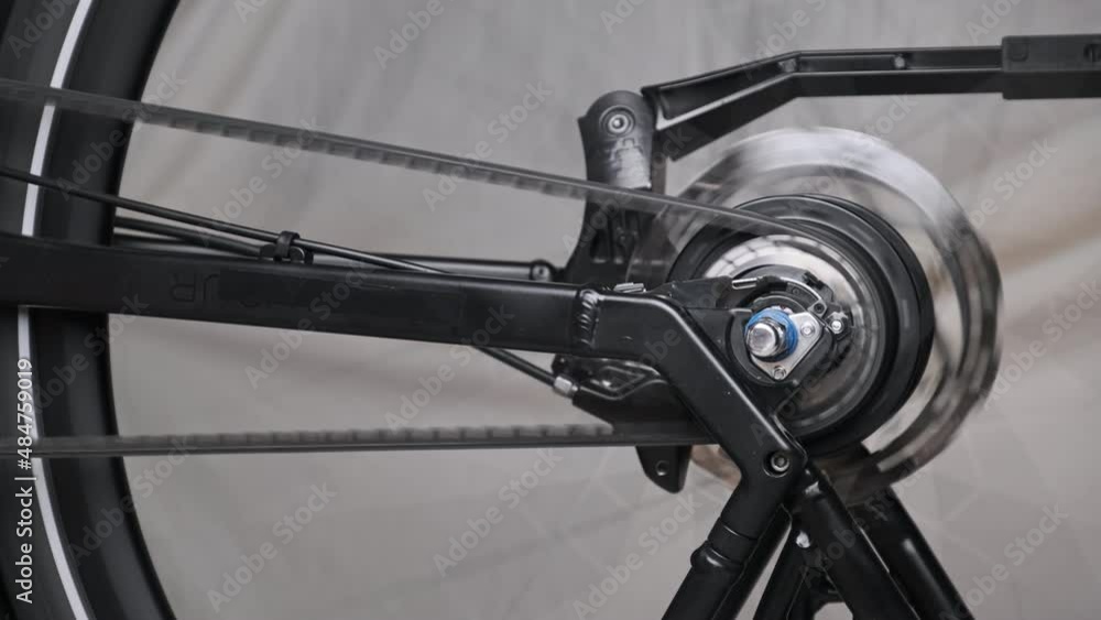 Vidéo Stock The planetary gear on a belt driven bike is rotating. Close ...