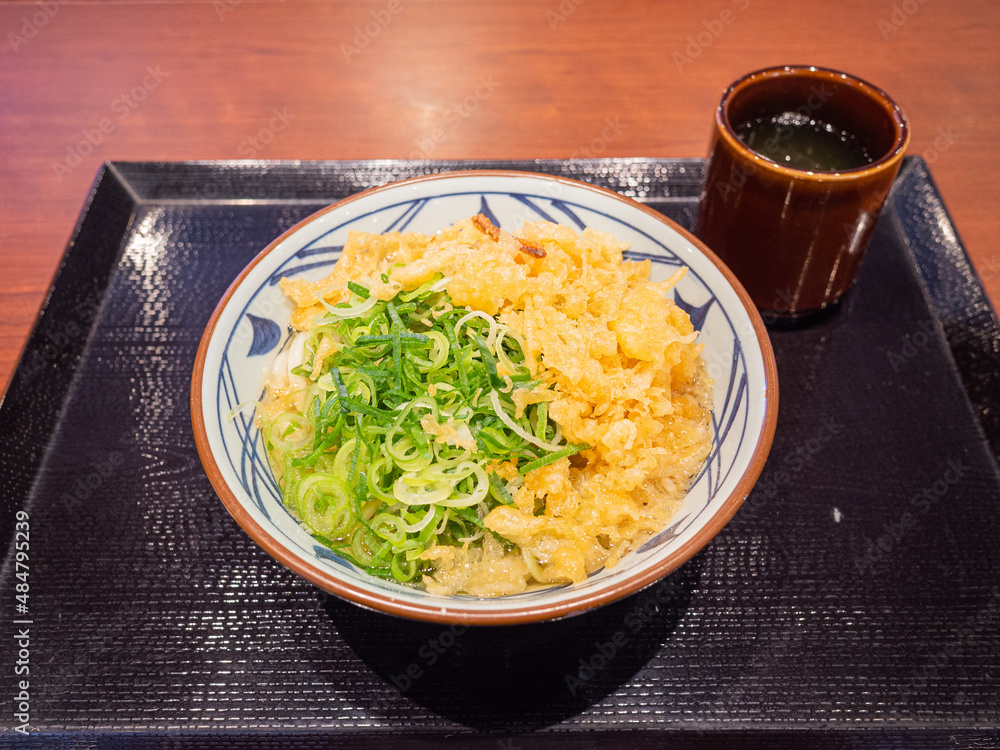 Foto de closed-up tanuki udon with chives and crunchy bits of deep ...