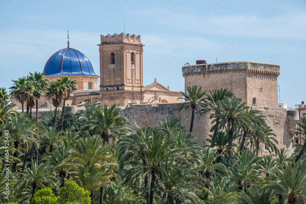 Palacio de Altamira y la Basílica de Santa María en la ciudad de Elche ...