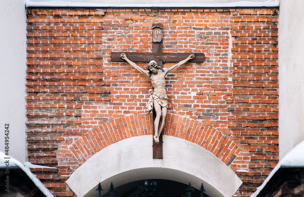 Foto de Large cross with crucifixion of Jesus on the facade of the ...