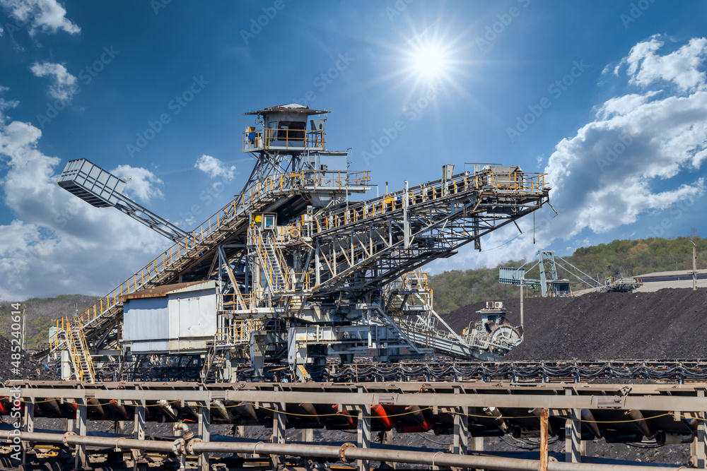 Coal excavation on the surface mine, Coal Mining and processing equipment, Washing and sorting ...