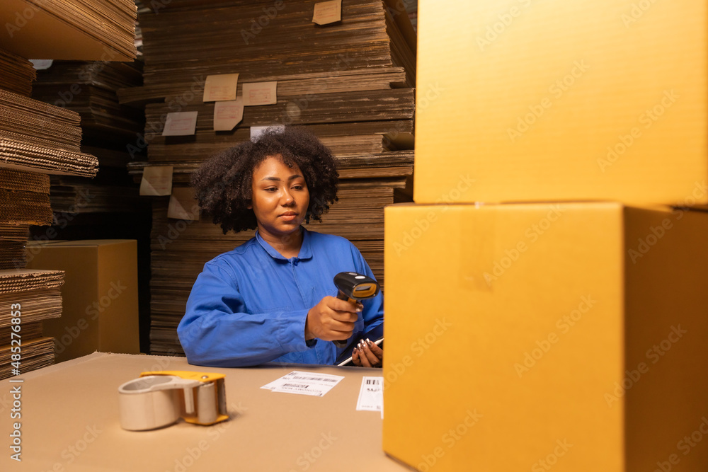 Fotografia do Stock: African American worker working in storage, taking ...