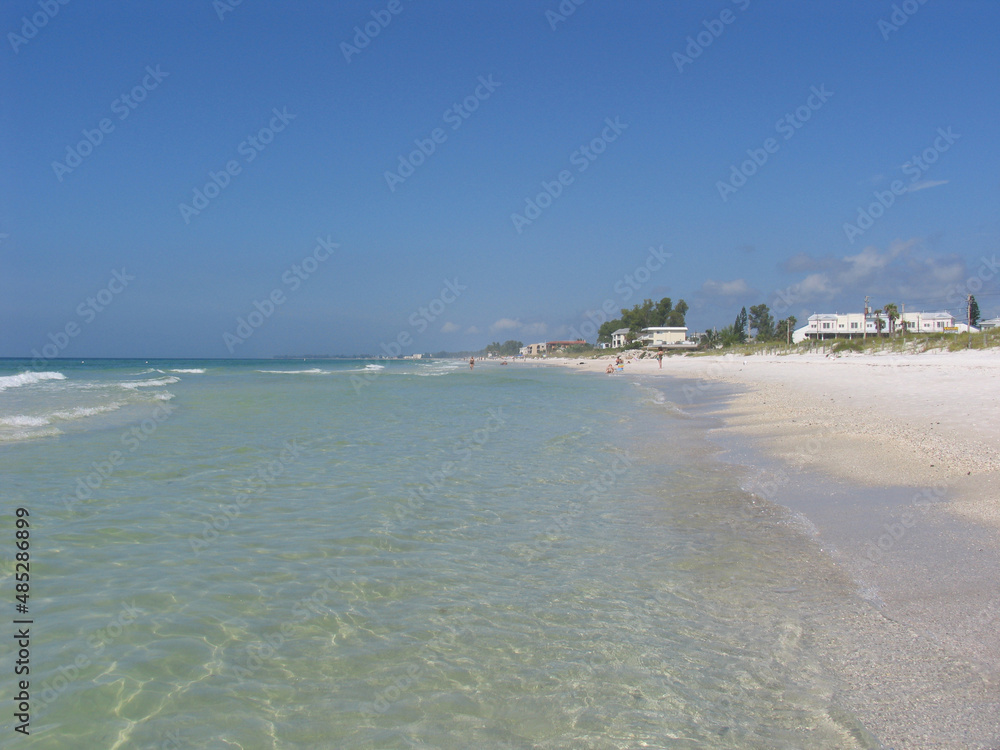 Schneeweißer und mehlfeiner Sand am Strand von Holmes Beach Stock Photo ...