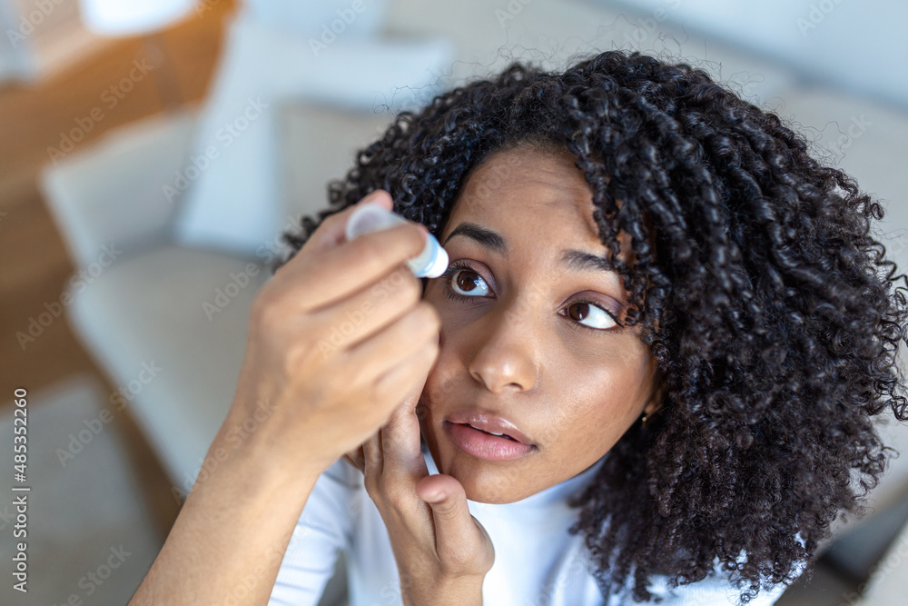 Fotografia do Stock: Woman using eye drop, woman dropping eye lubricant ...