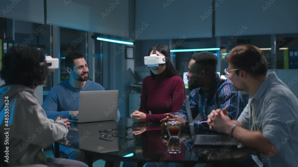 Young diverse start-up team discuss business strategy wearing vr ...