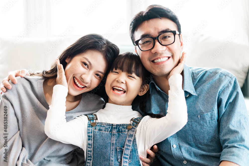 Foto de small asian family portrait at home do Stock | Adobe Stock Foto de small asian family portrait at home do Stock | Adobe Stock