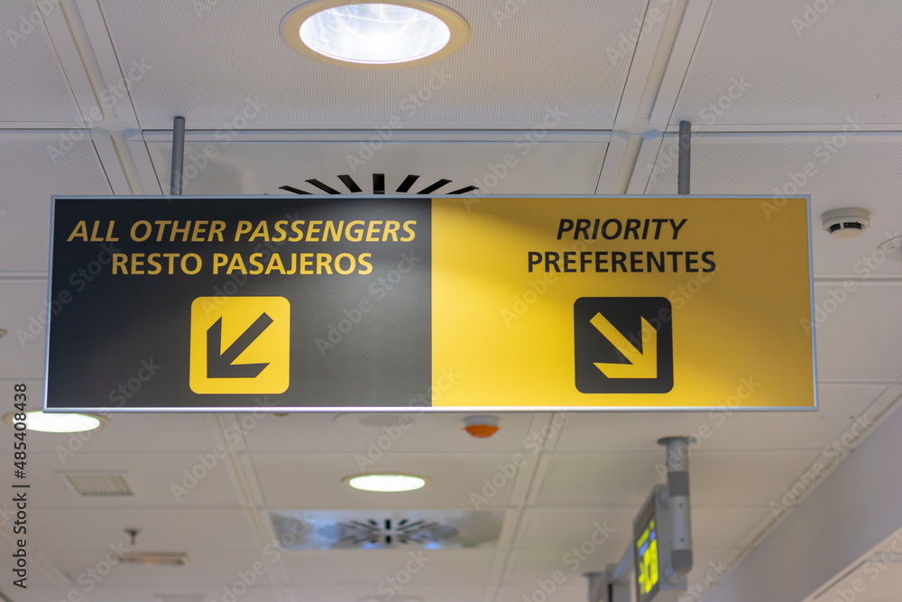 Foto de Priority and others passengers sign in english and spanish. do ...
