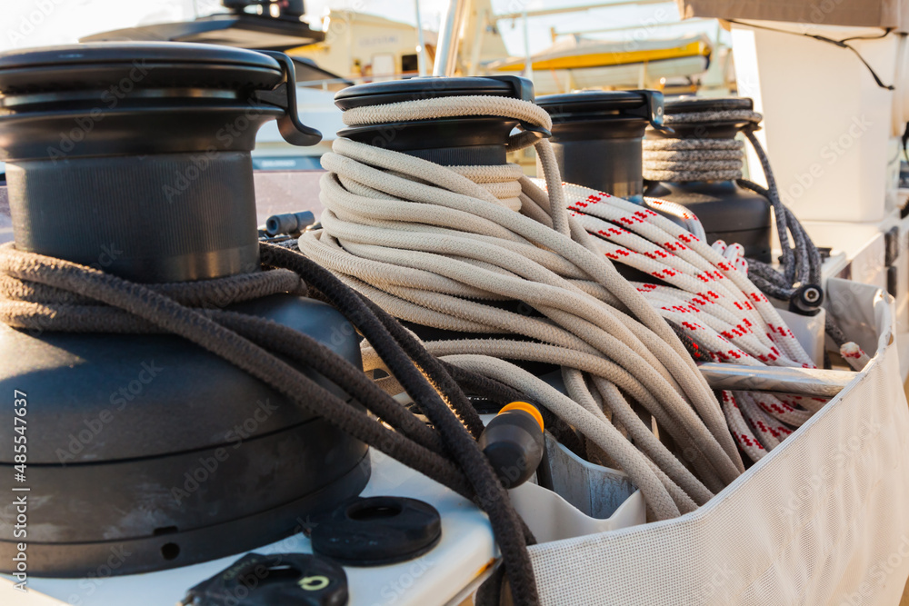 Winch mechanism for tightening the ropes on a sailing yacht with ropes ...