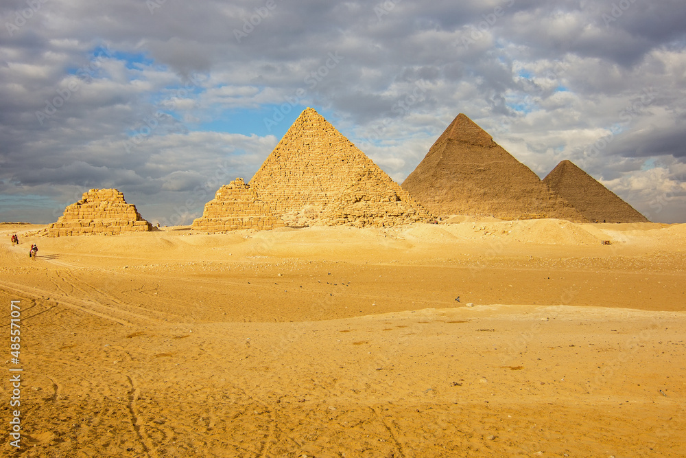 The Great Pyramids of Giza (three small pyramids, known as Pyramids of ...
