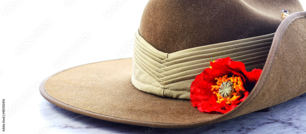 Foto Stock ANZAC Day, April 25, army slouch hat on white marble table ...