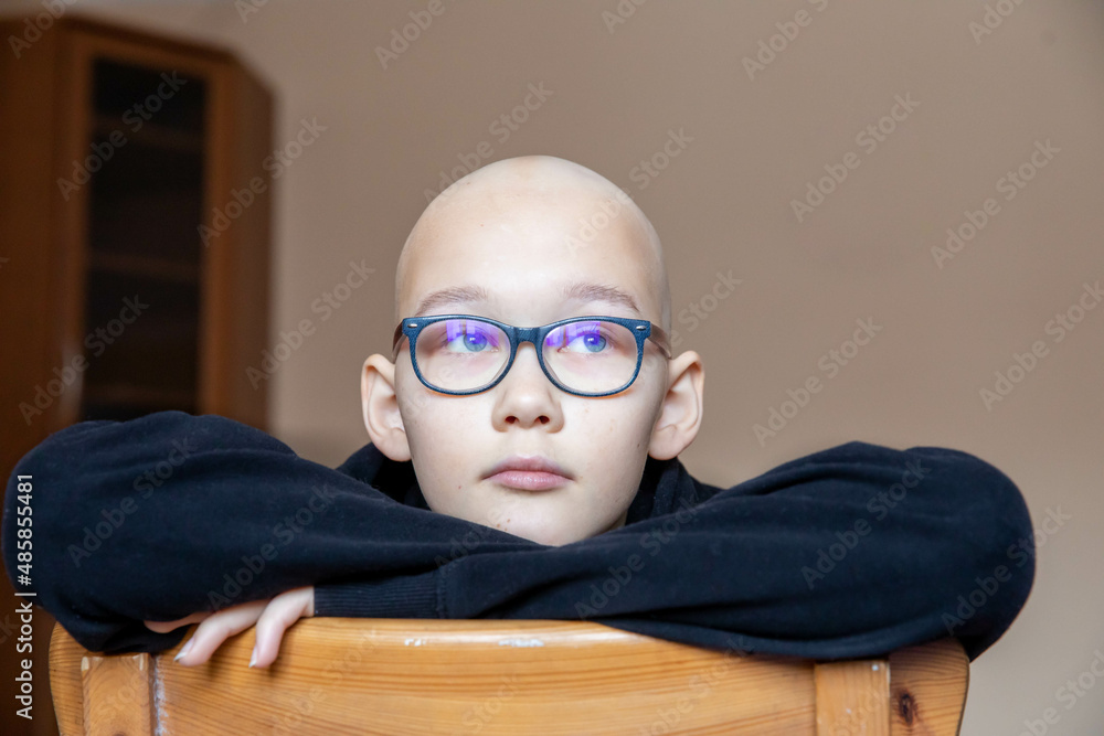 Fotografia do Stock: portrait of depression sad bald young teen girl ...