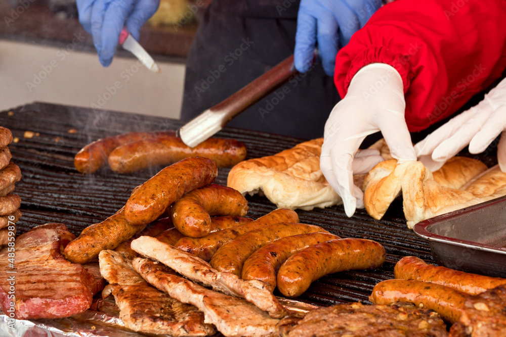 Foto de Traditional serbian street food (rostilj) - pljeskavica, cevapi ...