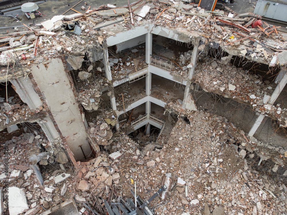 Foto de Demolition of a police station using building hydraulic shears ...