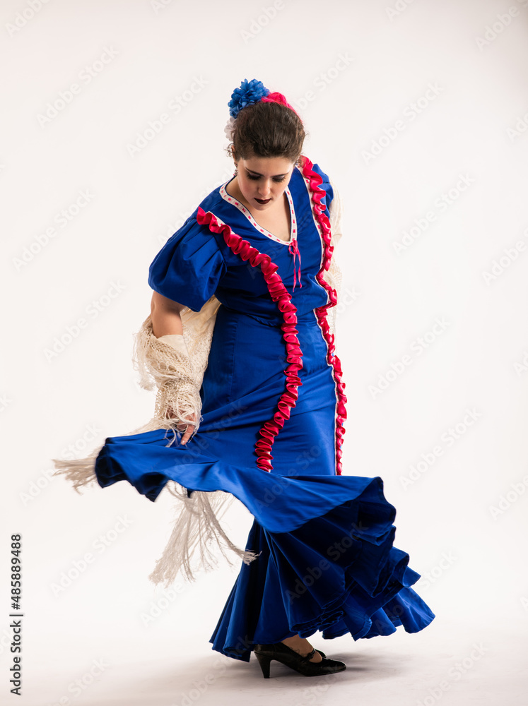 Chula Madrileña vestida de chulapa, traje típico del Chotis Madrileño ...