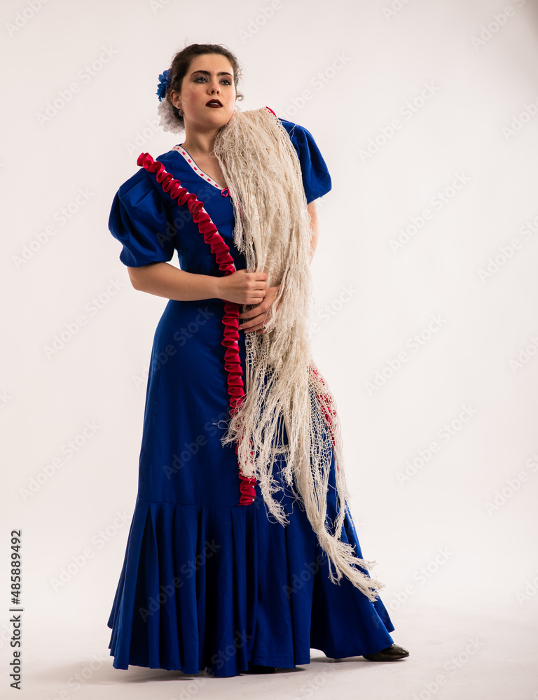 Chula Madrileña vestida de chulapa, traje típico del Chotis Madrileño ...