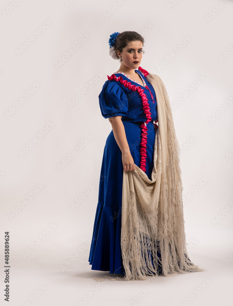 Chula Madrileña vestida de chulapa, traje típico del Chotis Madrileño ...