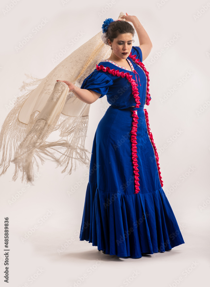Chula Madrileña vestida de chulapa, traje típico del Chotis Madrileño ...