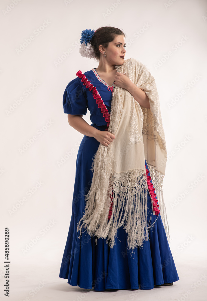 Chula Madrileña vestida de chulapa, traje típico del Chotis Madrileño ...