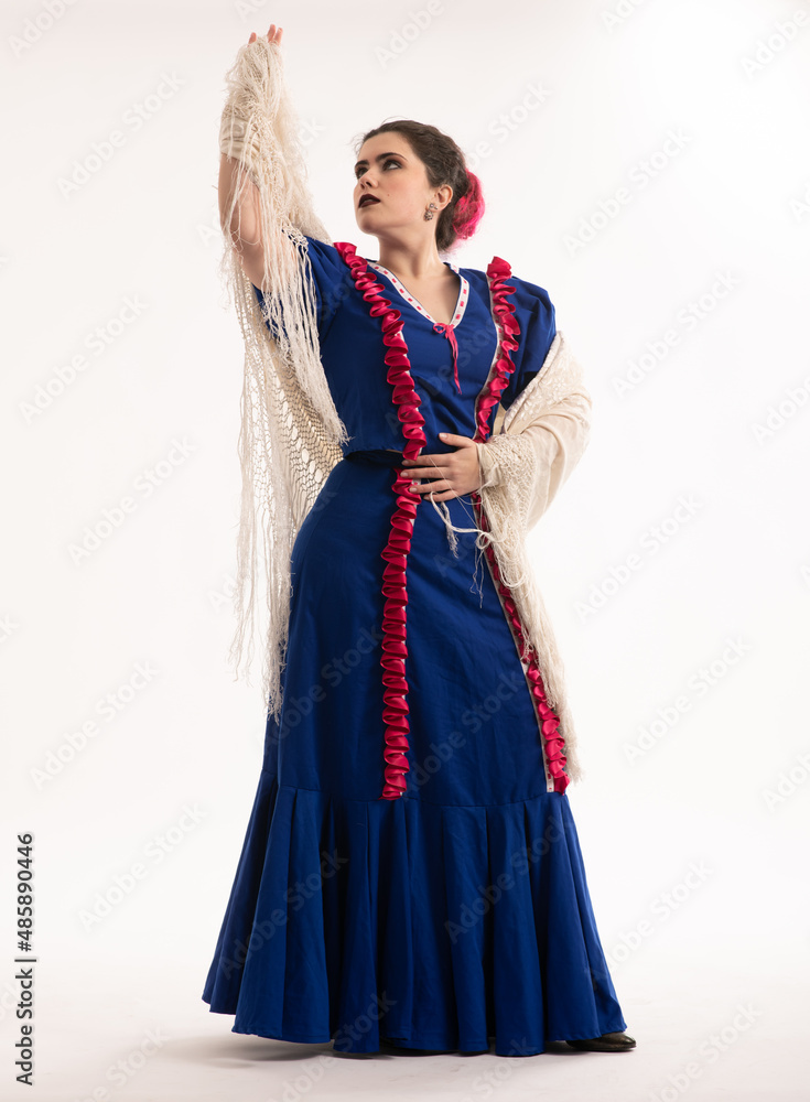 Chula Madrileña vestida de chulapa, traje típico del Chotis Madrileño ...