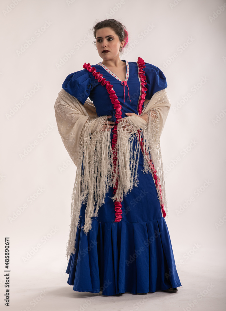 Foto de Chula Madrileña vestida de chulapa, traje típico del Chotis ...