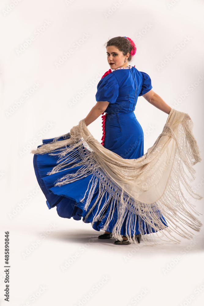 Chula Madrileña vestida de chulapa, traje típico del Chotis Madrileño ...