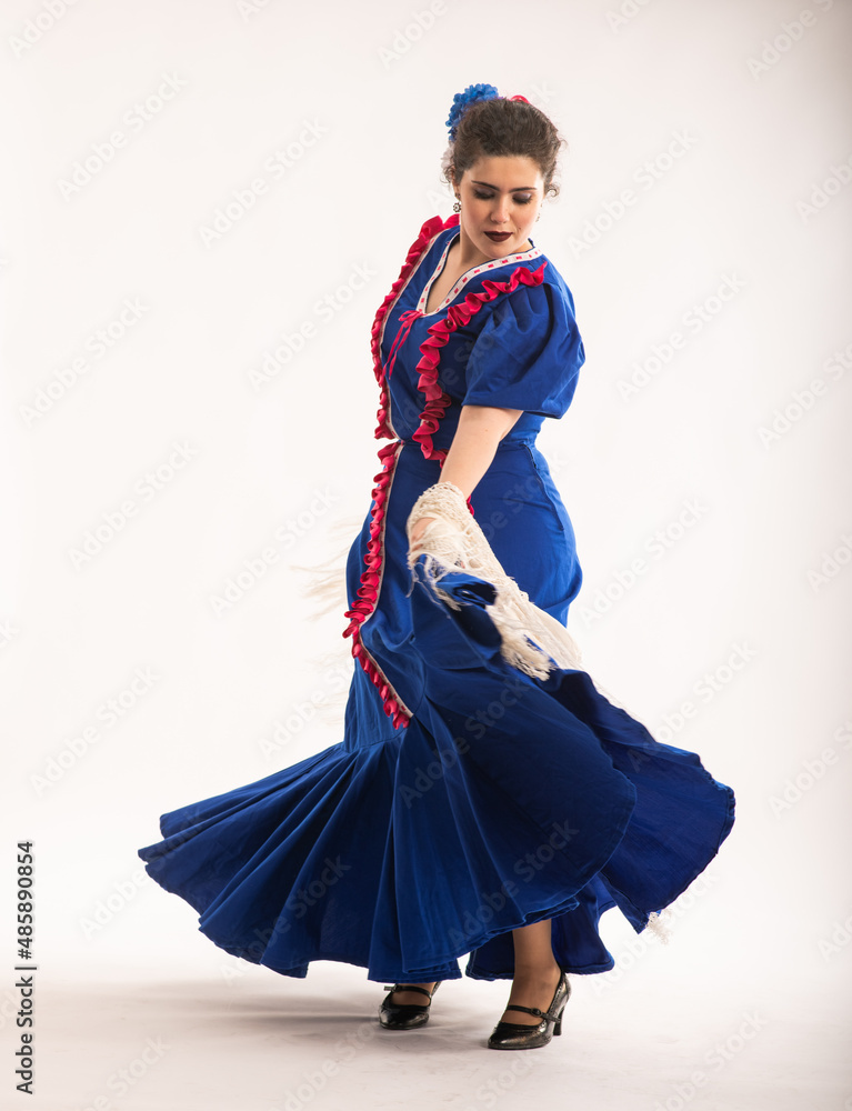 Chula Madrileña vestida de chulapa, traje típico del Chotis Madrileño ...