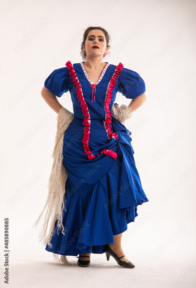 Chula Madrileña vestida de chulapa, traje típico del Chotis Madrileño ...