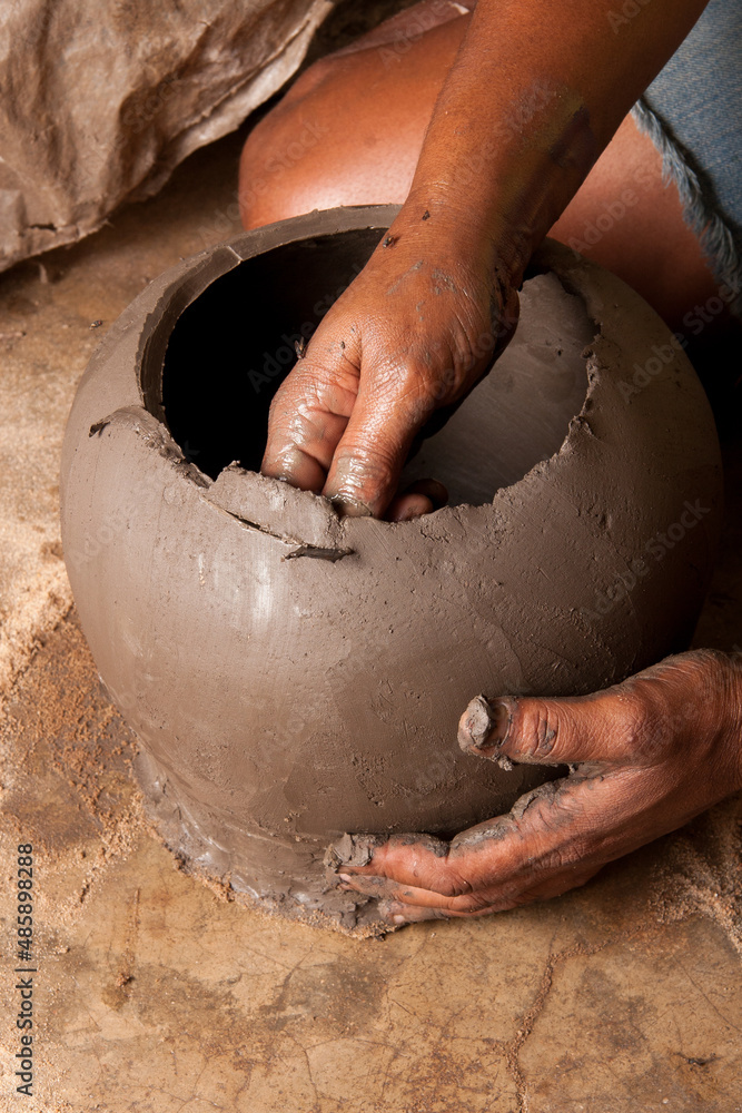 artesanato de barro - detalhe de mãos moldando um vaso de barro Stock ...